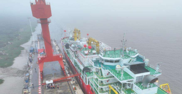 国内首艘12000立方米LNG运输加注船完工交付_腾讯新闻