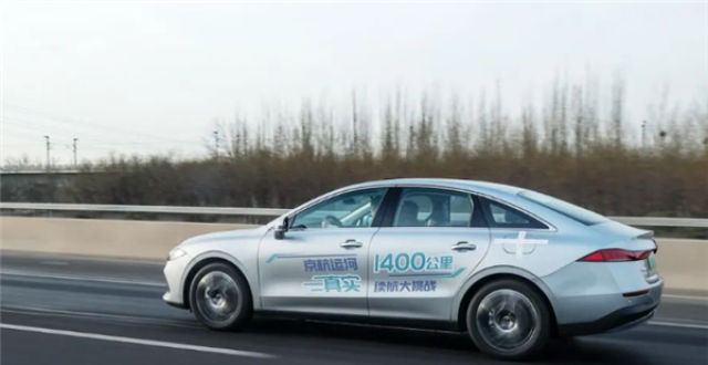 1704km！荣威D7 DMH刷新中国汽车满油满电续航纪录_腾讯新闻
