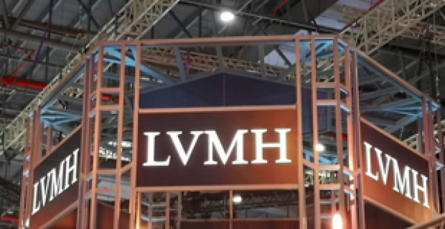 LVMH市值一度超5000亿美元，今年以来涨幅超30％！LV老板身家近2110亿美元，登顶世界首富_腾讯新闻