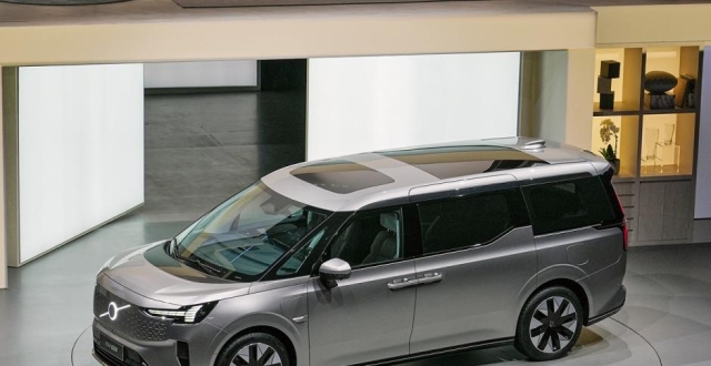 售价81.8万元，沃尔沃首款纯电豪华MPV EM90正式上市_腾讯新闻