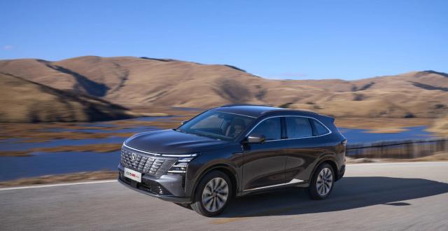 四代长安CS75PLUS，2.0T版本还是来了，2.8米轴距，彩电沙发_腾讯新闻