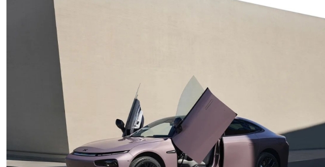 24.99万元！小鹏P7i 702 Max鹏翼版上市_腾讯新闻