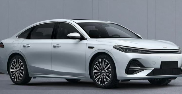 轴距2845mm、2L级油耗，吉利银河A7这三处细节好评_腾讯新闻