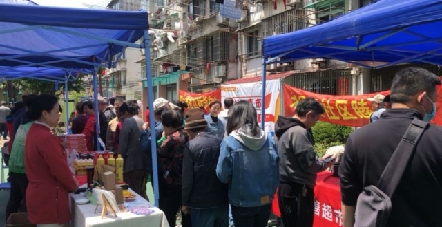 公益集市开进社区，居民“零距离”采购廉价好物_腾讯新闻