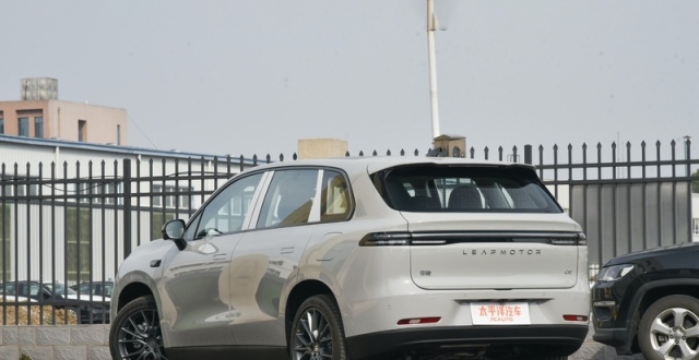 2026款零跑C10预售12.98万起 800V平台/8295芯片/续航605km_腾讯新闻