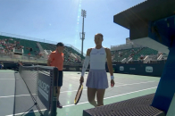 WTA1000迈阿密站1/32决赛：郑钦文vs戴维斯丨连下3局！郑钦文外角发球将对手拉出场外 随后打反向轻松再得一分_腾讯新闻