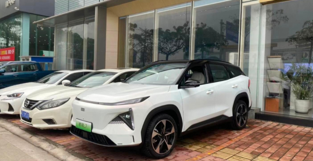 起步13.87万，吉利银河L7首批实车到店，轴距挺长，雷神混动_腾讯新闻