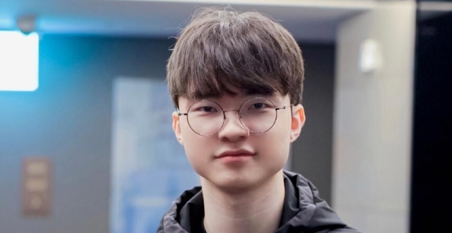 Faker夺冠后终于不吝啬了，奖励自己做两件事，先吃一顿中国美食_腾讯新闻