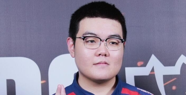 Faker称赞LPL选手心态好，JDG被淘汰后，369对着镜头笑_腾讯新闻