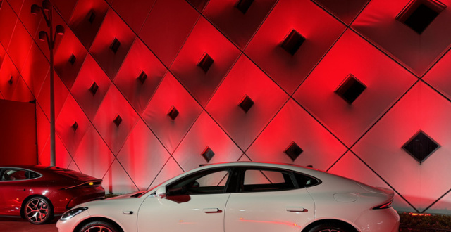 小米SU7劲敌！激光雷达+后轮转向，全新智己L6 20.49万起_腾讯新闻