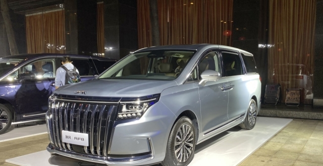 16.99万起的江淮瑞风RF8，燃油、插混两款动力，还有三种前脸可选_腾讯新闻