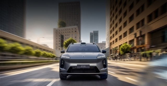 蔚来新ES6座舱体验：转向灯联动HUD显示影像 不用低头看屏幕_腾讯新闻