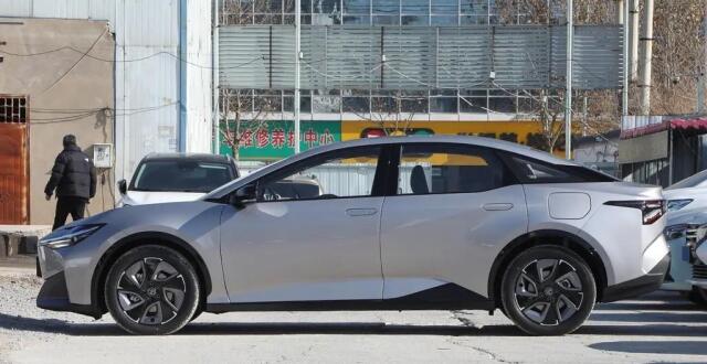 新款一汽丰田bZ3正式上市，16.98万元起售，各方面均有提升_腾讯新闻