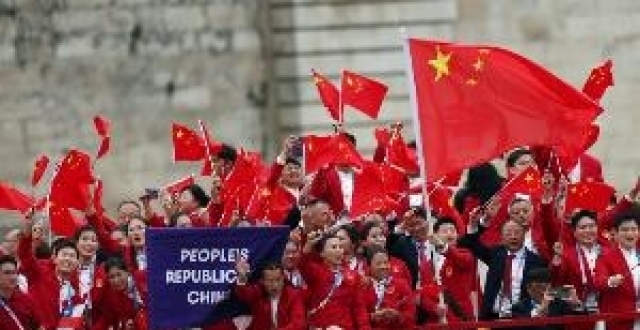 巴黎奥运会开幕式：中国奥运代表团亮相，马龙挥舞五星红旗！_腾讯新闻