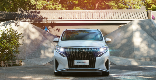 252马力＋爱信8AT，看完这款MPV内饰，感觉埃尔法是智商税_腾讯新闻