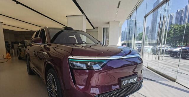 问界M8纯电版到店：标配 100 度电、ADS 4，和增程版怎么选？_腾讯新闻