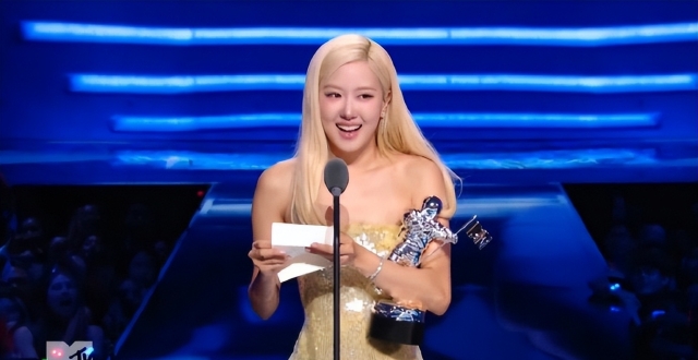 韩星Rosé朴彩英荣获2025VMA年度歌曲大奖_腾讯新闻