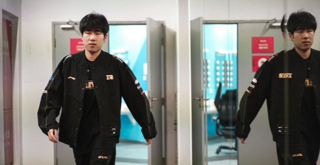 RNG季后赛首战对阵TT，压力很大，选手采访：我们是10强中最弱的_腾讯新闻