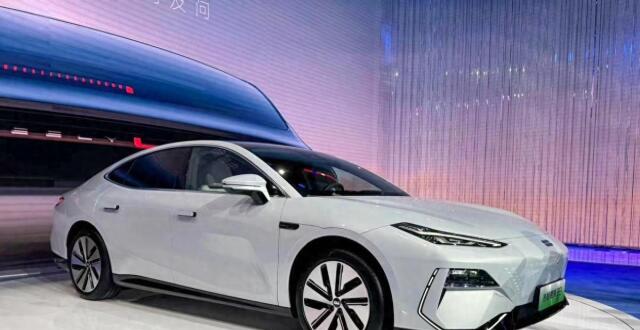 3.49秒破百，45英寸8K屏，银河E8亮相广州车展_腾讯新闻