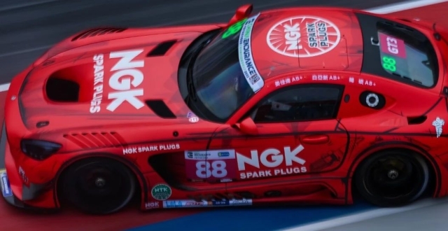 赛车激情席卷冬日蓉城 NGK倾情见证2023 CEC赛季收官之战_腾讯新闻