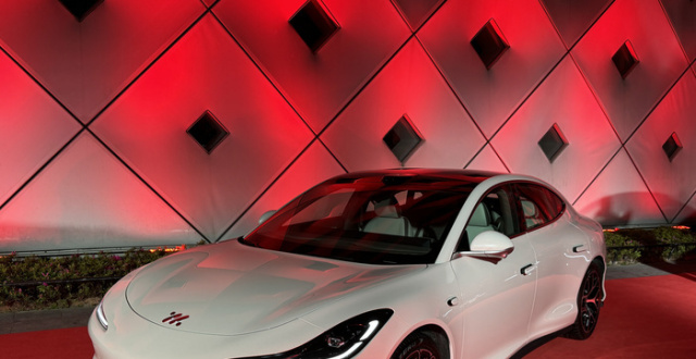 标配800V+后轮转向+激光雷达，全新智己L6预售21.99万起_腾讯新闻