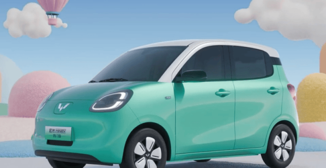 五菱宏光MINIEV四门版正式亮相 公布三款车身配色_腾讯新闻