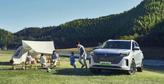 10万内燃油SUV迎来“价格核弹”， 蓝电E5率先亮出插混SUV的首个9.98万_腾讯新闻