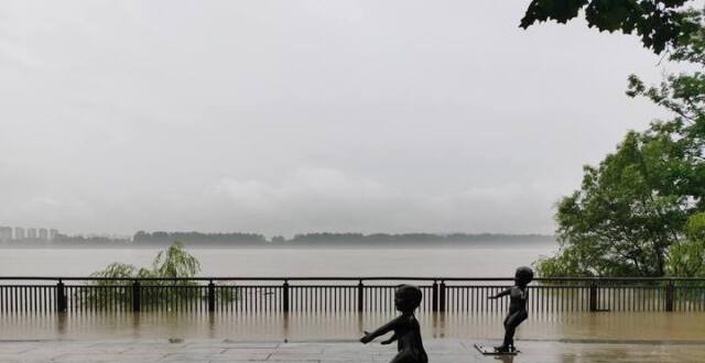 富阳发布洪水红色预警，潮新闻街头实探_腾讯新闻