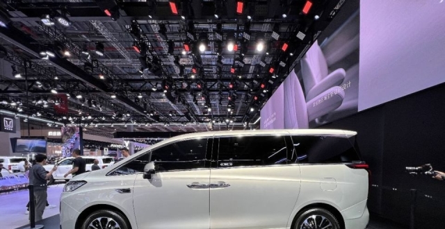 车展实拍长城首款MPV，1.5T插混，30万起，腾势D9优势不再？_腾讯新闻