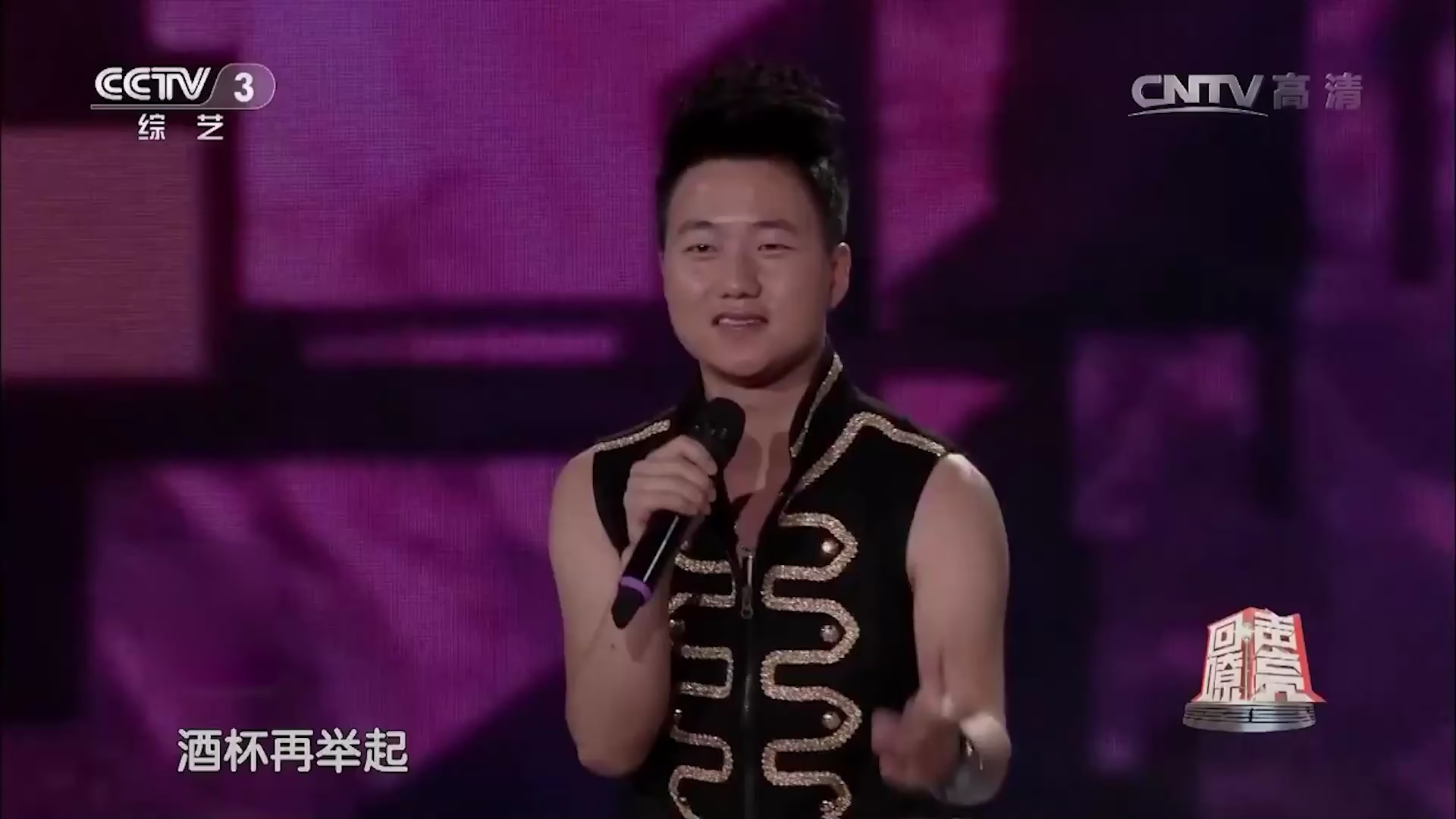 任飞扬一曲敬兄弟，深情演唱《兄弟的酒》，瞬间引起全场共鸣腾讯新闻 1987