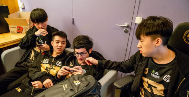 Uzi退役系乌龙事件，Karsa粉丝群澄清：森明帮的内部玩笑_腾讯新闻