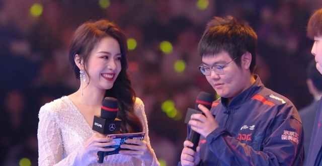 LPL最搞笑操作诞生，369排名第一，超越Tarzan皇子，他真拉扯了_腾讯新闻