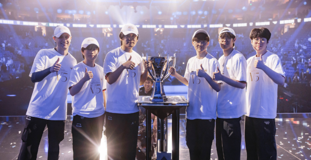 T1赢得S14冠军，T1五位选手采访透露选择的冠军皮肤英雄_腾讯新闻