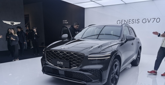 2.5T+8AT 换装双联屏 新款捷尼赛思GV70上市售29.3万起_腾讯新闻