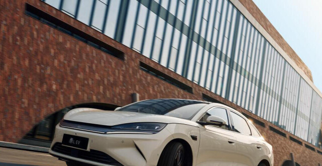 小米SU7和Model3的“平替”来了，秦L EV满配上市售价11.98万—13.98万元_腾讯新闻