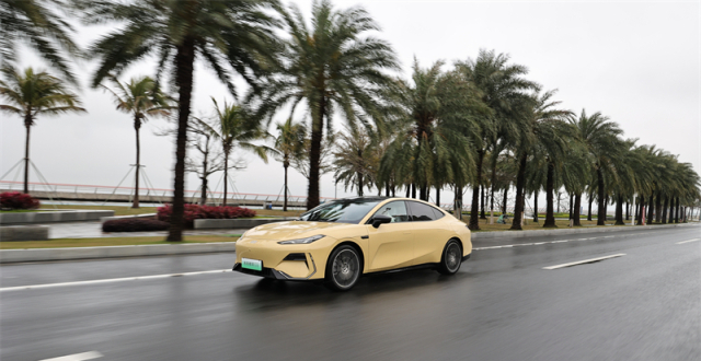 45英寸8K无界屏 22.88万银河E8性能版有多能打？_腾讯新闻