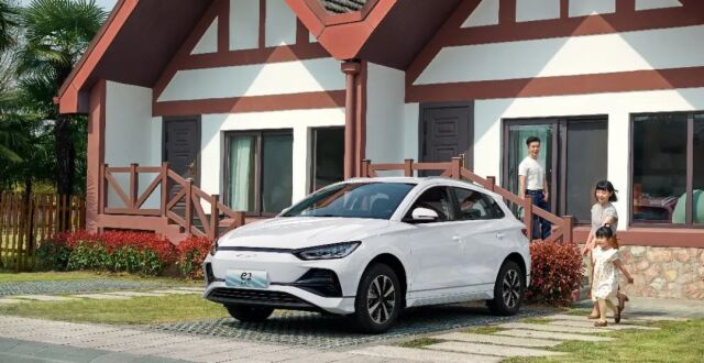 8.98万起，续航超400km，标配刀片电池/热泵空调，代步太划算_腾讯新闻