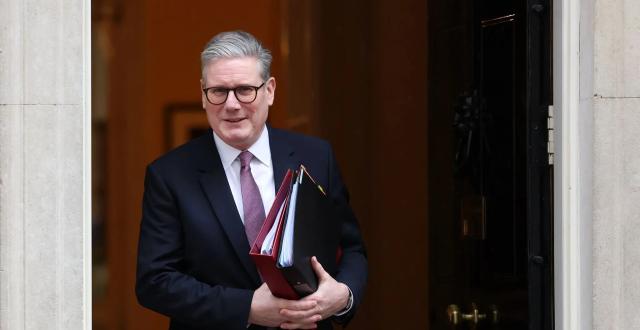 今天轮到英国首相了，他带着礼物去见特朗普_腾讯新闻