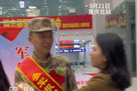 2024春季新兵入伍，母亲送别儿子：愿你此去大展宏图_腾讯新闻