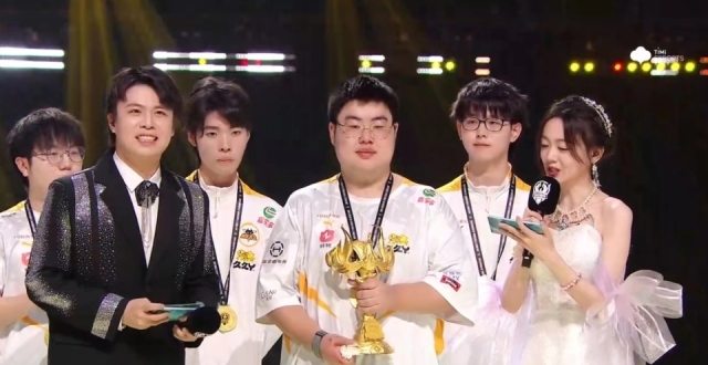 狼队4-2AG，夺得第9冠！小胖获FMVP，打了AG“0738”耻辱局_腾讯新闻