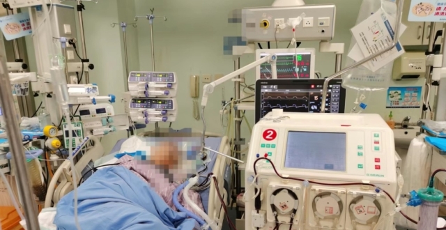 男子腹痛进ICU抽出3000ml牛奶血，医生：他体型偏胖，饮食不规律且油腻，诱发了急性胰腺炎_腾讯新闻