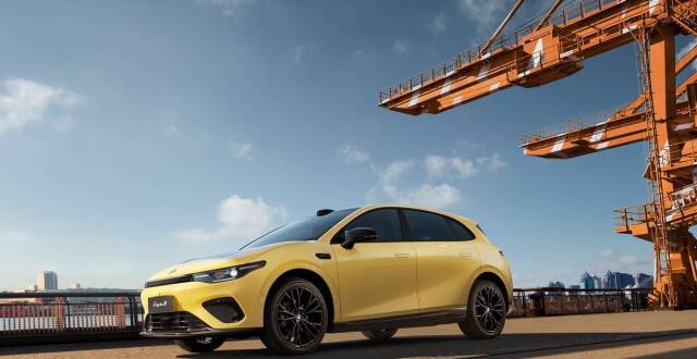 零跑Lafa5正式预售，10.58万起，年轻人的第一台“纯电钢炮”？_腾讯新闻