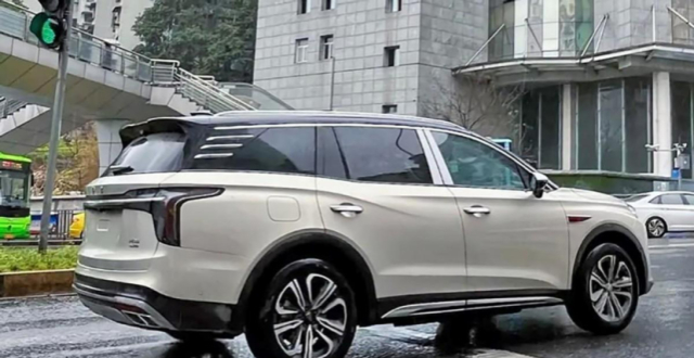 尺寸超汉兰达 提供5/6/7三种座椅布局 红旗HS6实车曝光_腾讯新闻