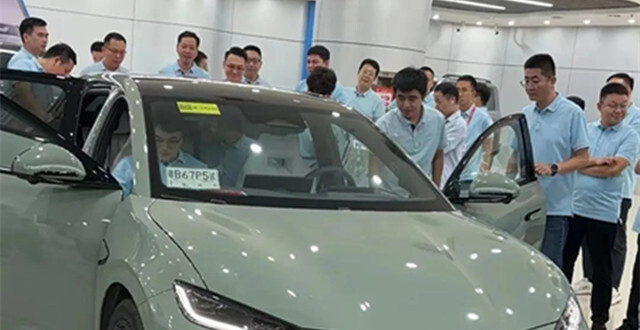 海豹06 GT实车亮相，一脚电门422马力，配五连杆+FSD减震_腾讯新闻