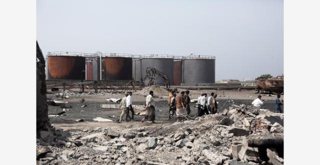 胡塞武装袭击两艘商船_腾讯新闻