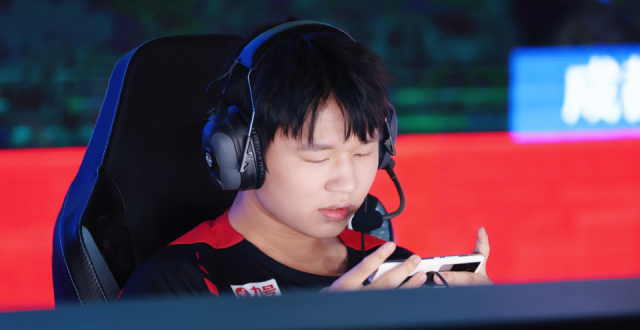 AG1-3eStar，极光惨遭易峥打爆，猫神状态一般，打狼队是生死之战_腾讯新闻