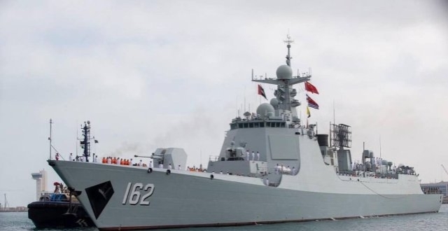 052D首次亮相海外防务展！中东土豪零距离参观，首单只是时间问题_腾讯新闻