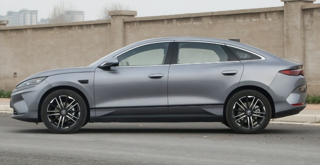 比亚迪秦L EV对比小鹏MONA M03：12万级纯电轿车的终极对决_腾讯新闻