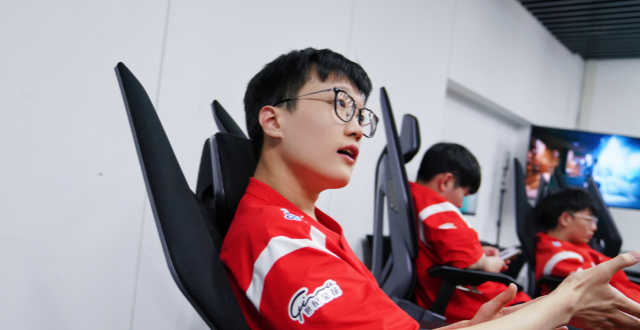 Heng状态神勇，WE淘汰NIP闯入季后赛，微笑点名批评Biubiu_腾讯新闻