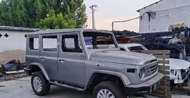 新一代212实车现身，硬派不输奔驰G级，配悬浮大屏，或搭2.0T+8AT_腾讯新闻